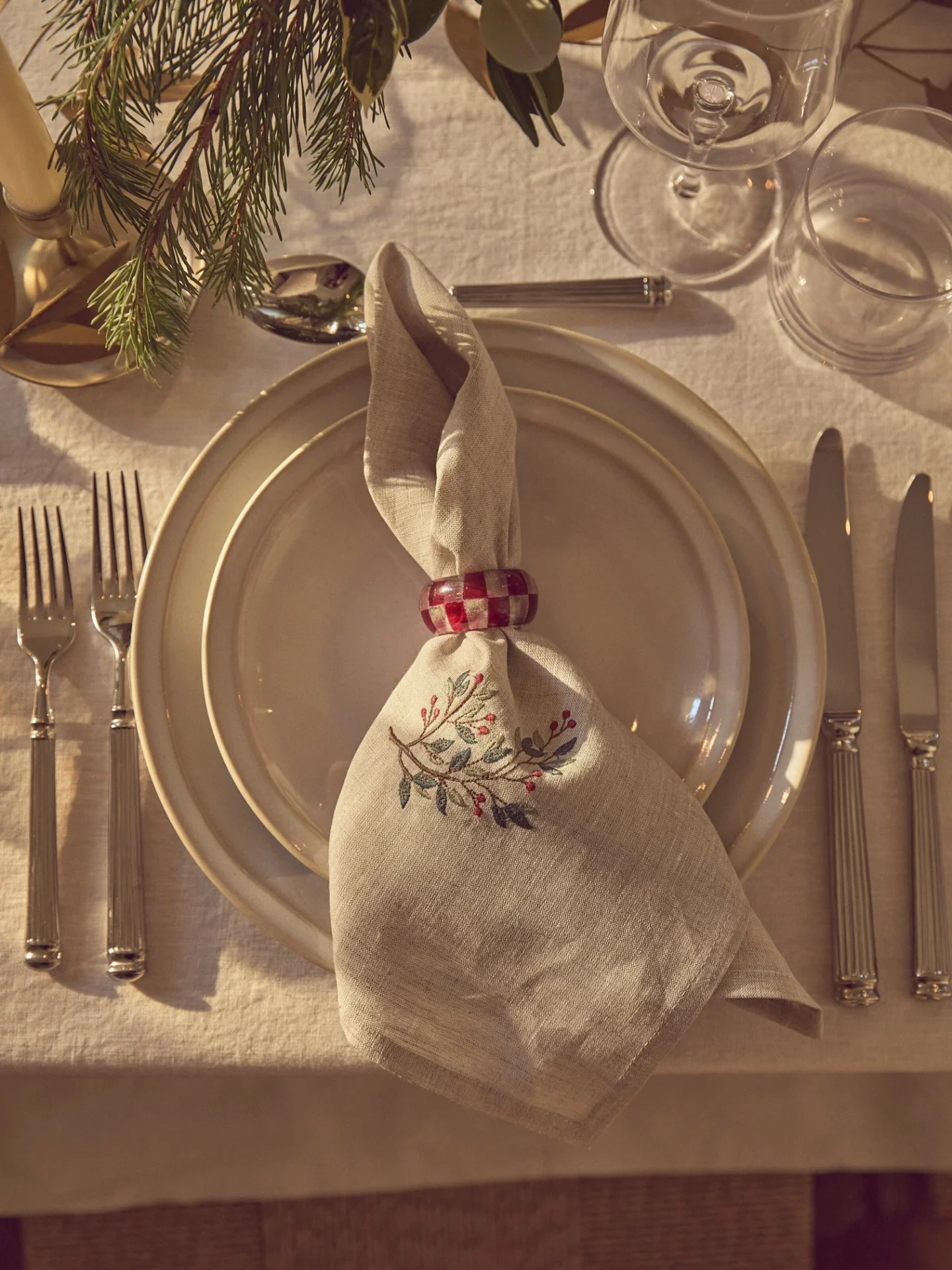 How to create a memorable Christmas table setting - Neptune Furniture